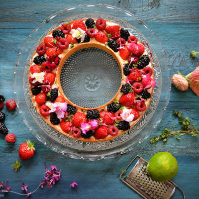Tarte couronne aux fruits rouges, elle va enchanter vos fin de repas.